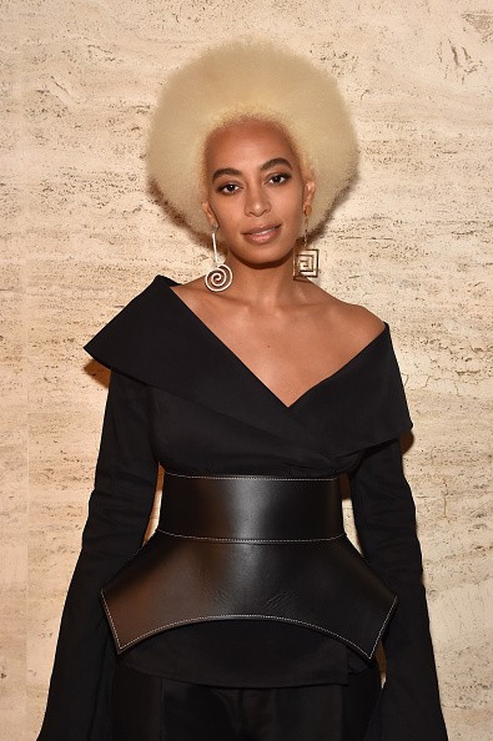 Solange Knowles platina o cabelo