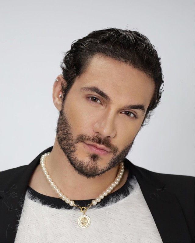 Eliezer exibe versões de si mesmo: 'Se a Lua parecer comigo'