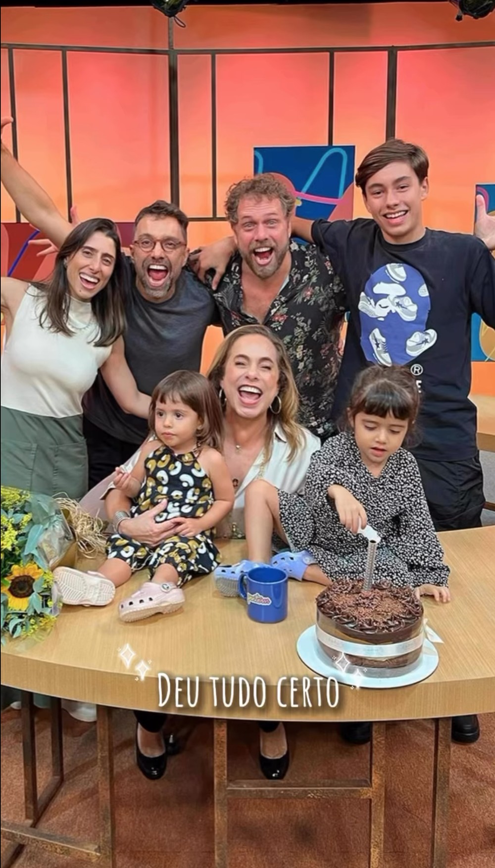 Cissa Guimarães relembra maternidade com fotos especiais ao lado dos filhos