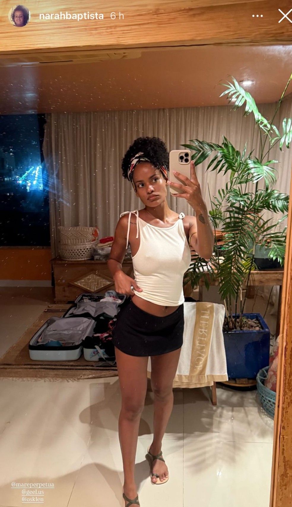 Narah Baptista elege look despojado para curtir a noite carioca