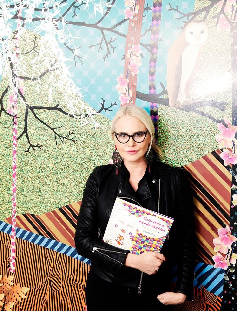 Claudia Liz lança livro de colorir com ilustrações fashionistas