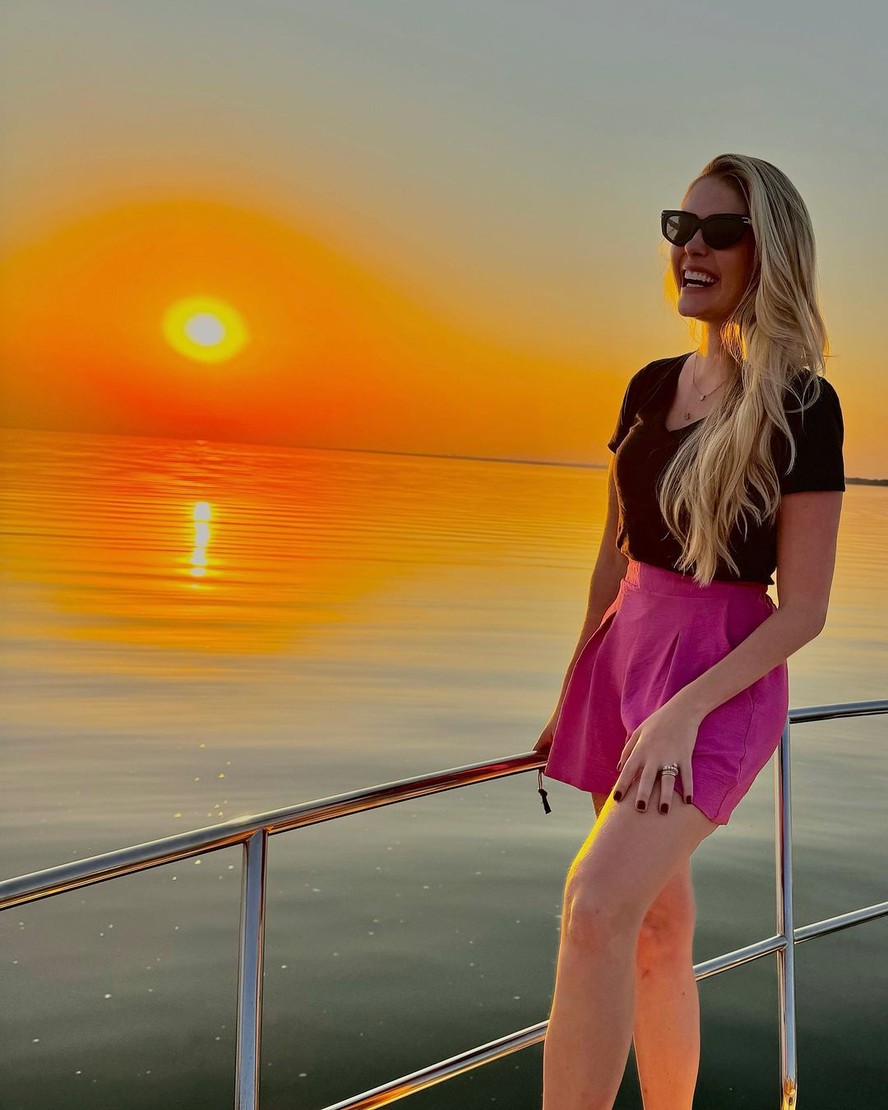 Bárbara Evans surge sorridente ao curtir o pôr do sol: 'Gratidão'