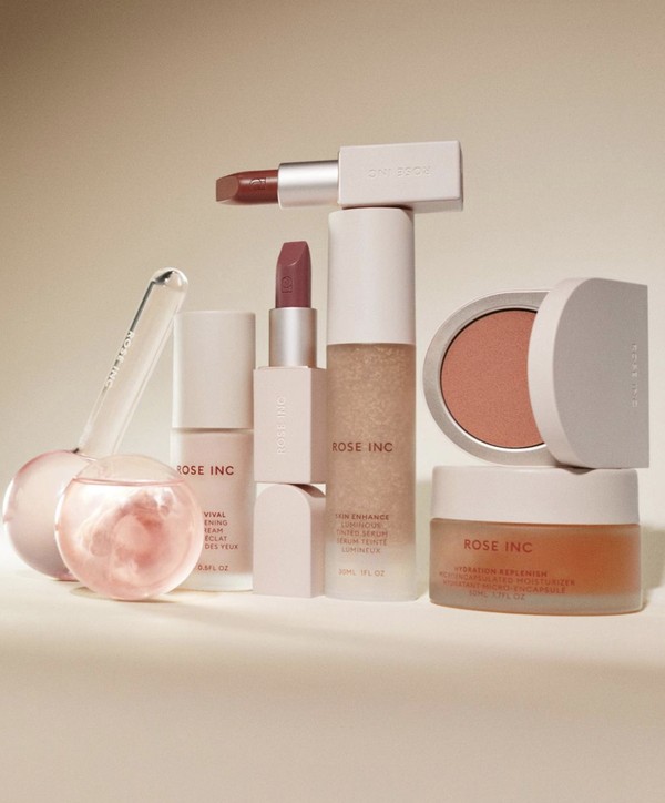 Rosie Huntington-Whiteley deixa comando de sua marca de beleza Rose Inc