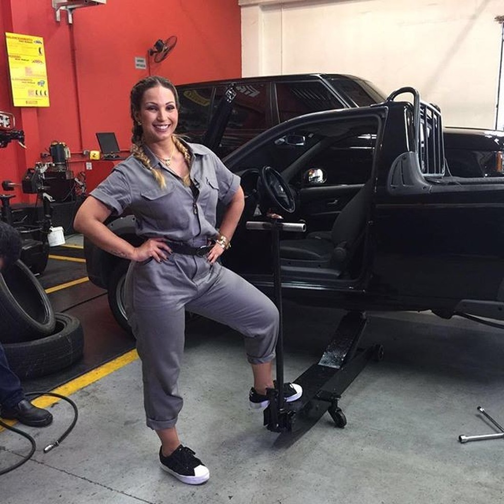 Valesca faz pose de borracheira e comenta: 'de volta às origens'