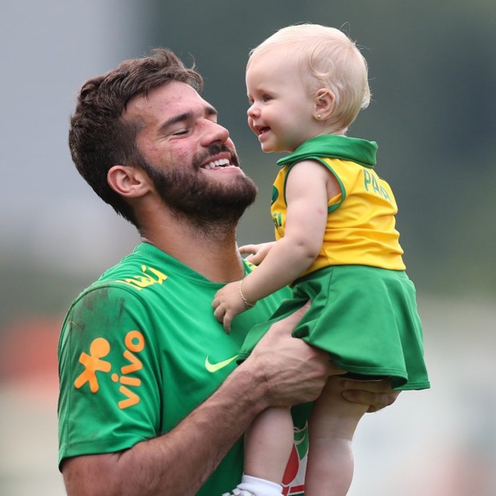 Alisson Becker mostra filha com sua camiseta da Seleção Brasileira