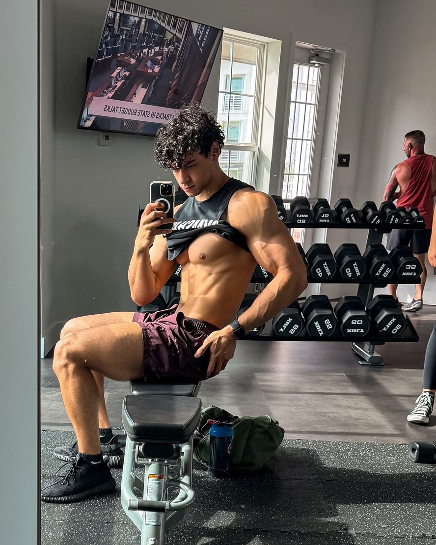 Victor Alexandre faz selfie exibindo músculos no espelho e causa furor ...