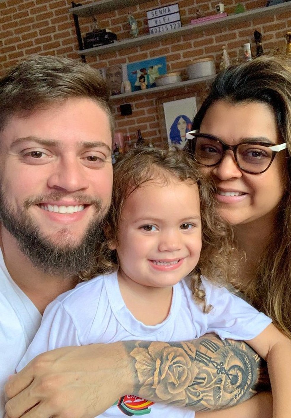 Rodrigo Godoy posa agarradinho com Sol de Maria e Preta Gil: 'Vovó e vovô'