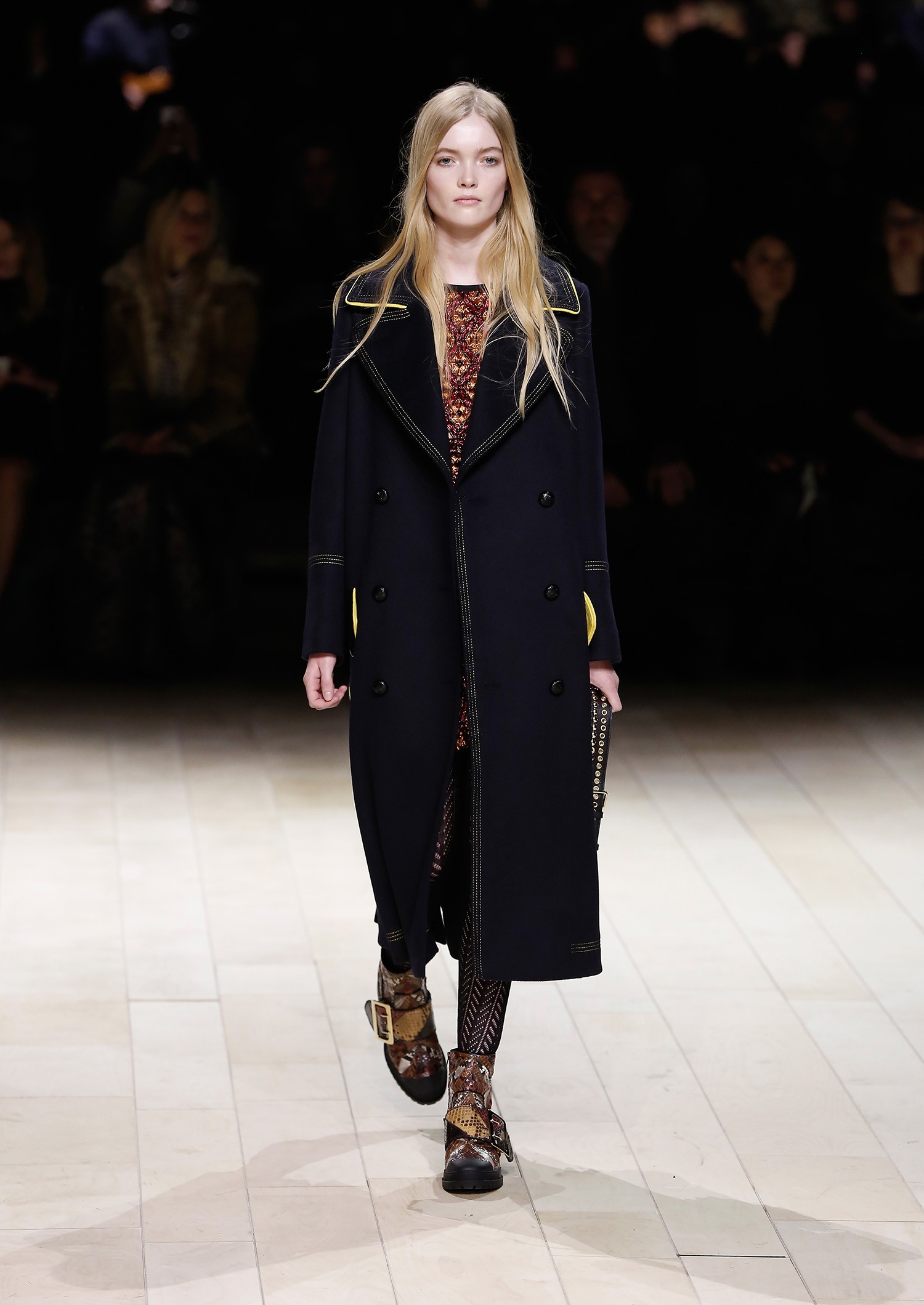 Burberry aposta em inverno 2017 brilhante (e com perfume grunge!)
