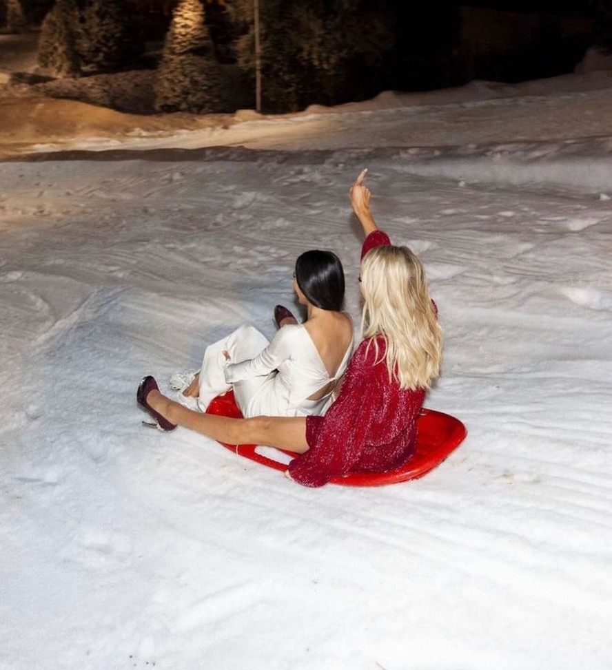 Kim Kardashian mostra 'esquibunda' na neve com Paris Hilton