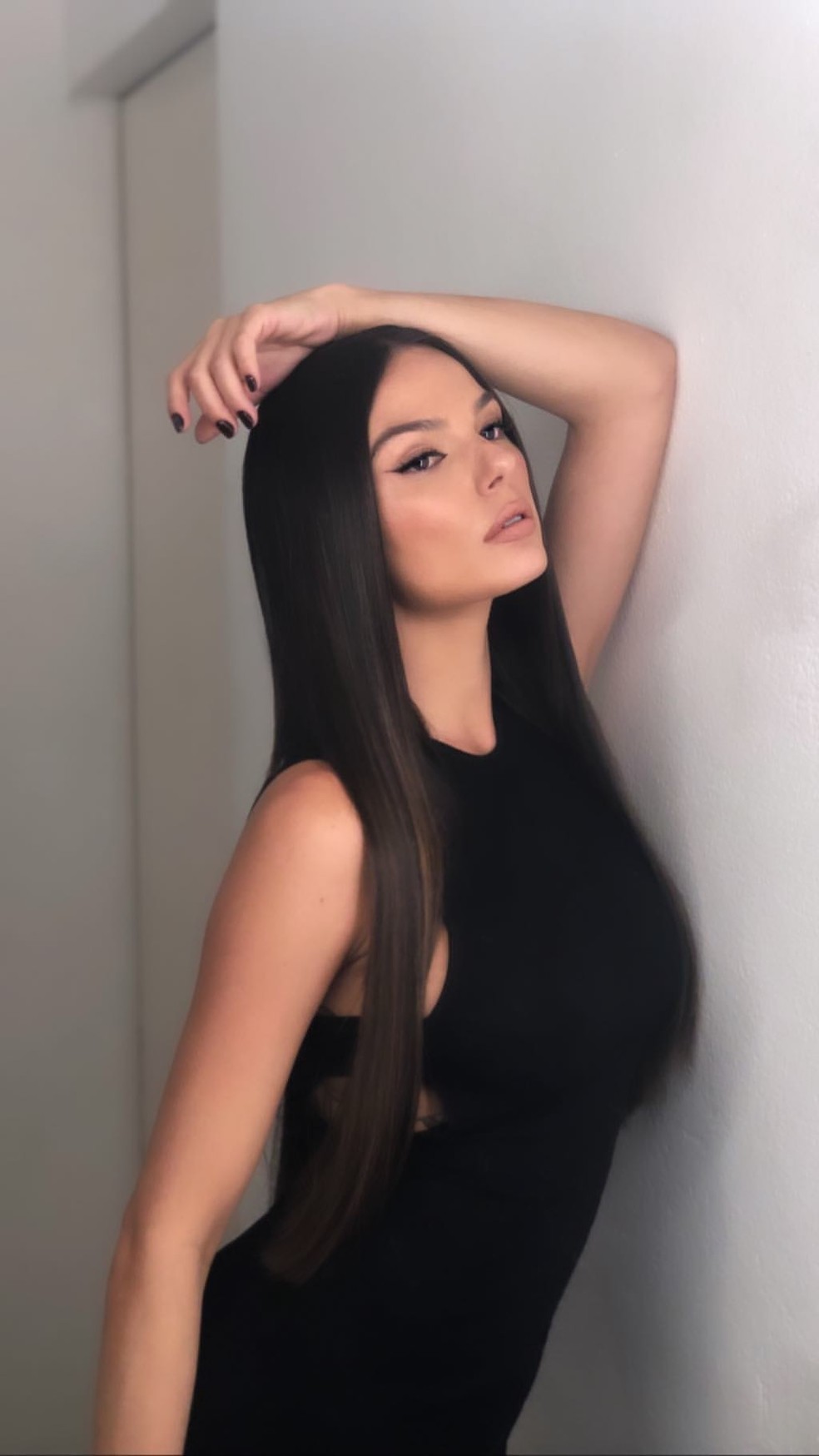 Isis Valverde abre mão dos cachos em campanha e maquiador elogia: 'Deusa'