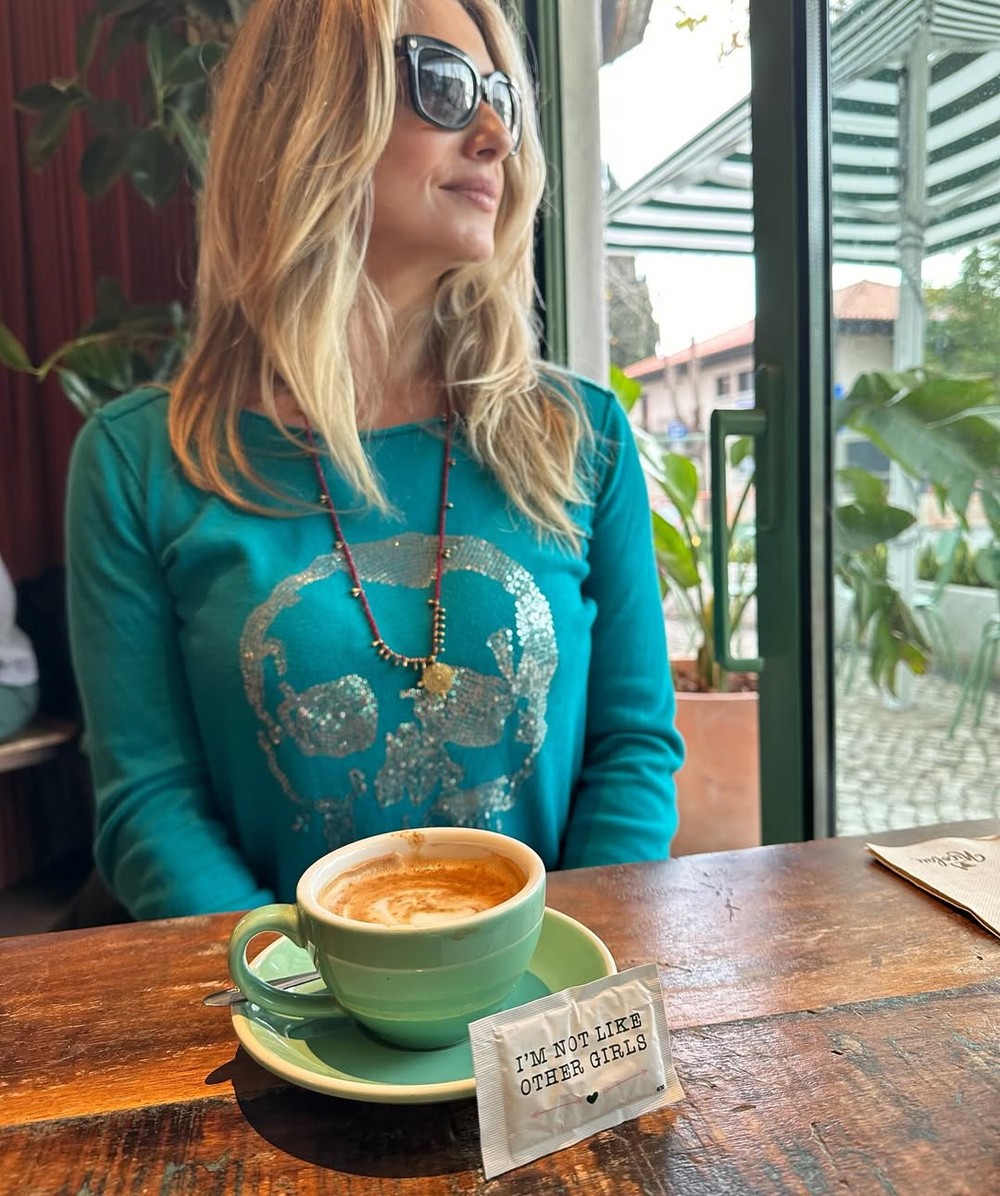 Letícia Spiller surge poderosa em fotos na web e fãs piram: 'A mais ...