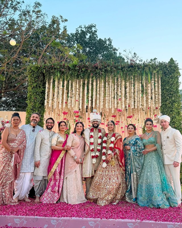 Priyanka Chopra abre álbum de casamento do irmão em Mumbai, na Índia