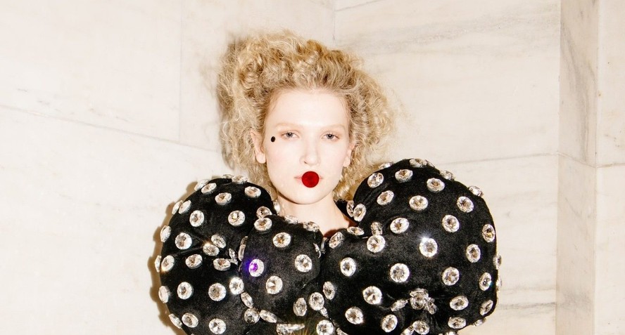 Pat McGrath cria bonecas lúdicas com detalhes de beleza colados sobre a pele para o verão 2025 ...