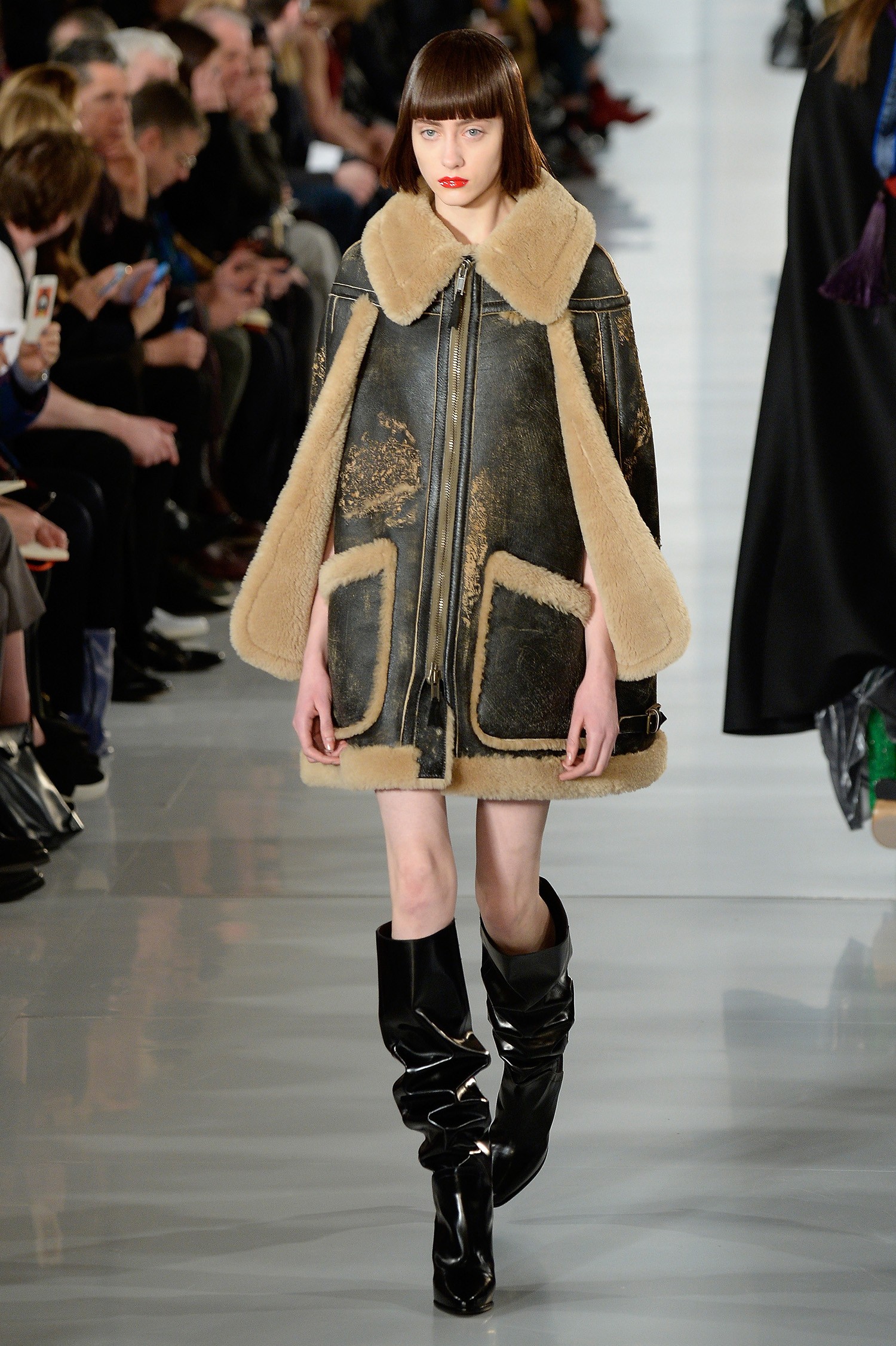 Maison Margiela brinca com o contraste de materiais no inverno 2017