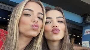 Key Alves arranca suspiros em foto com a gêmea, Keyt