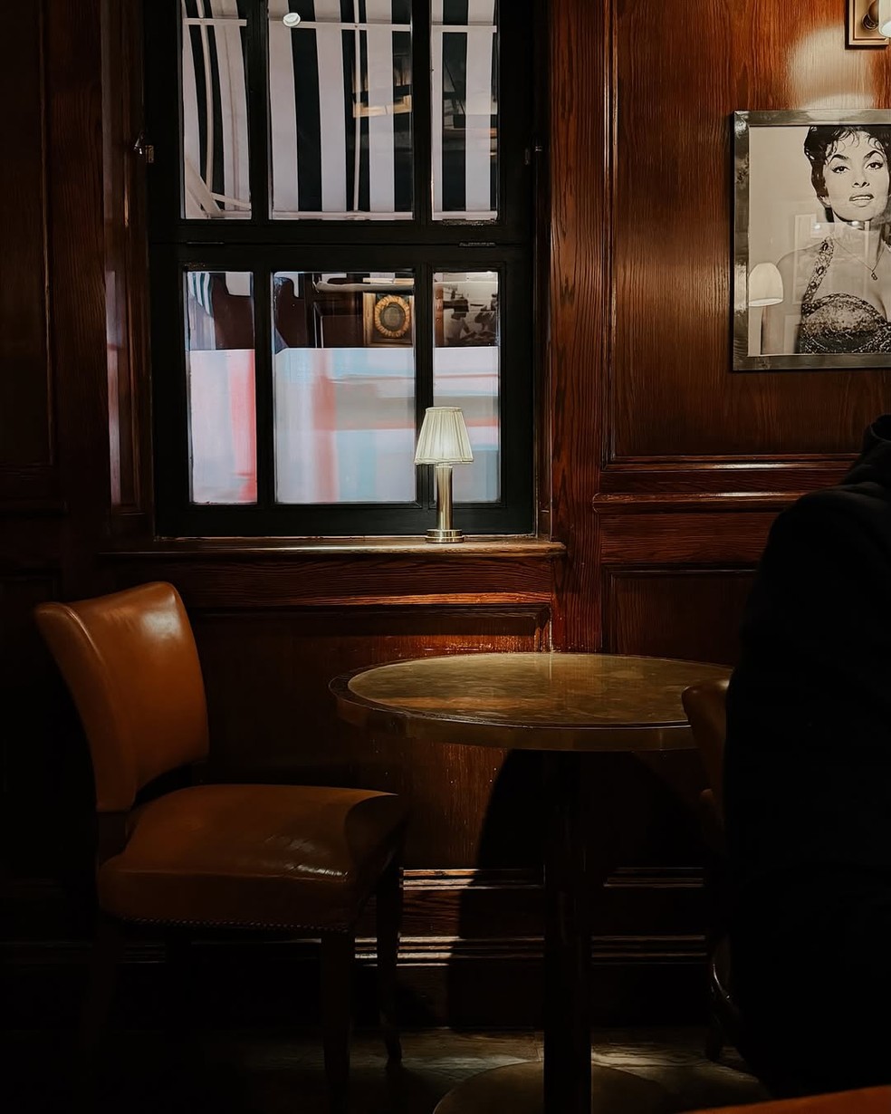 Luma Costa abre álbum de fotos em Londres