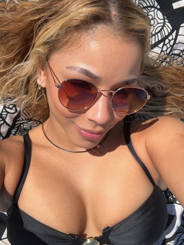 Flávia Saraiva faz charme ao posar para foto em praia: 'Diva'