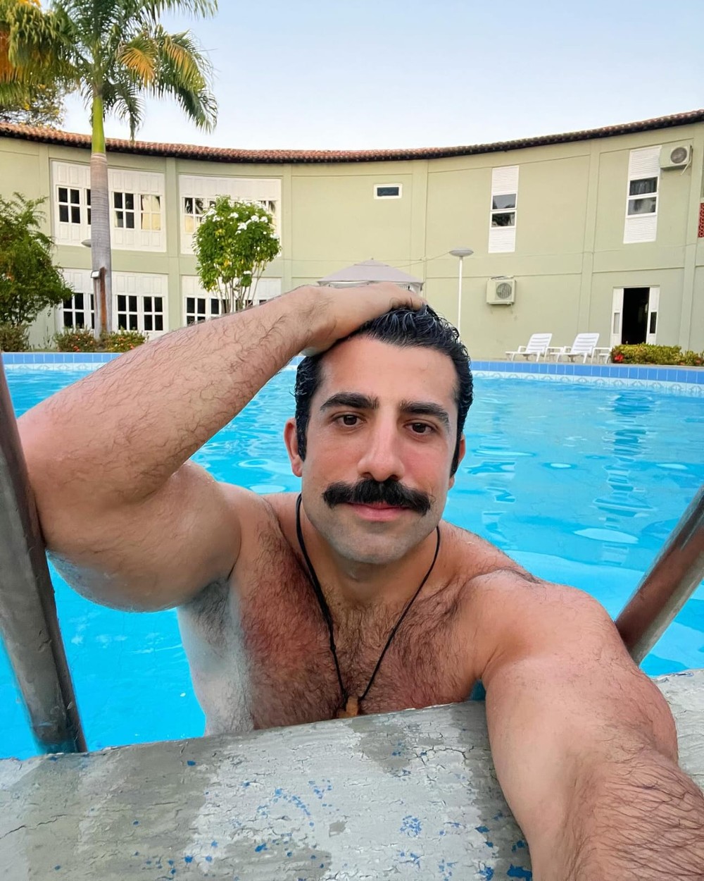 Kaysar Dadour surge 'cabeludo' e com bigode