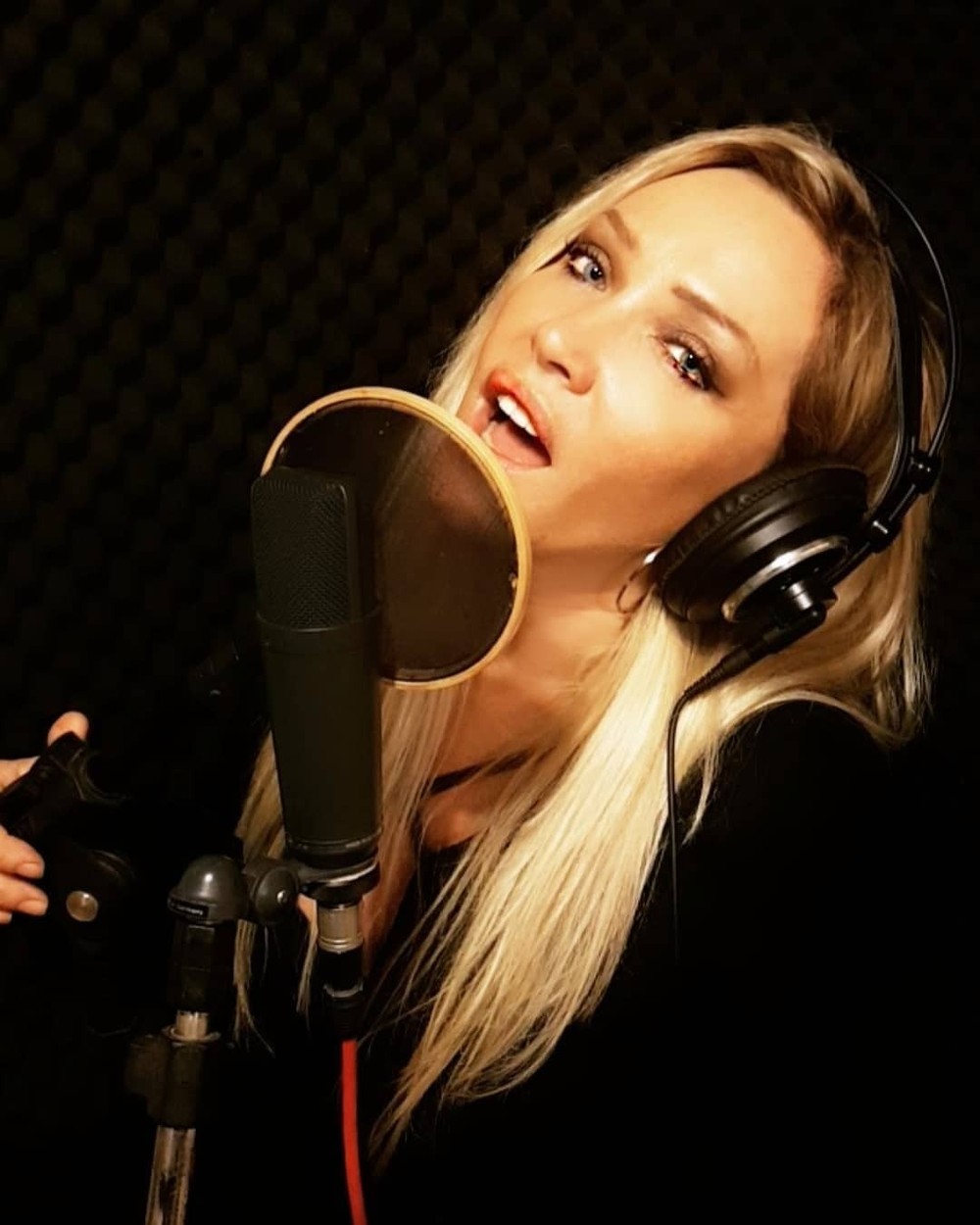 Deborah Blando relembra bastidor de clipe de 'Innocence', em 1991