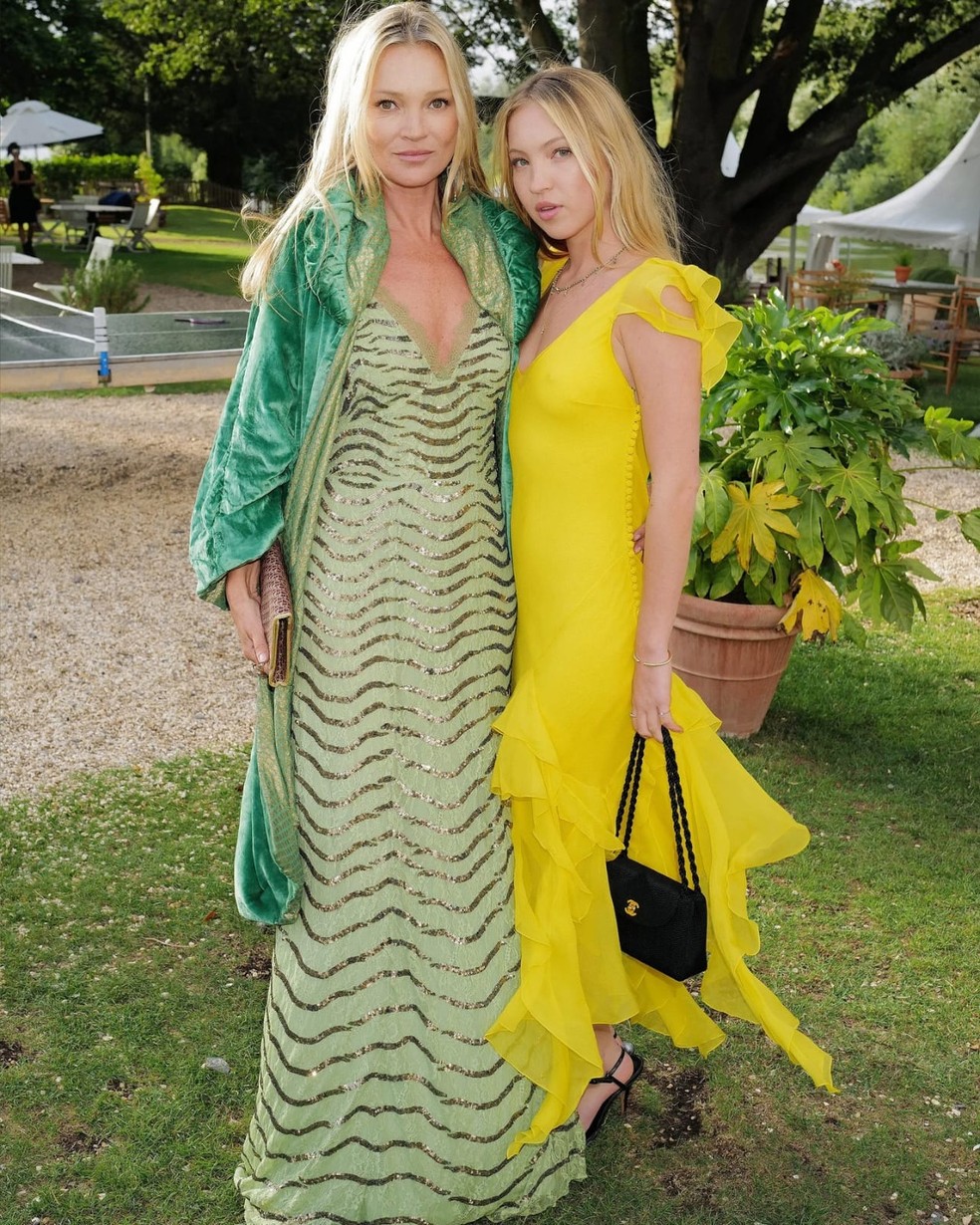 Kate Moss e a filha, Lila, vão juntas ao casamento de Jefferson Hack