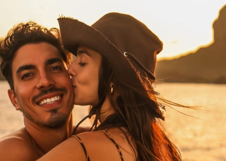 Giovanna Lancellotti exibe momentos românticos com Gabriel David em Noronha