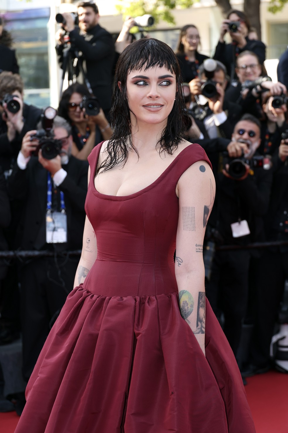Cannes 2025: Cara Delevingne aposta em cabelo molhado no tapete vermelho