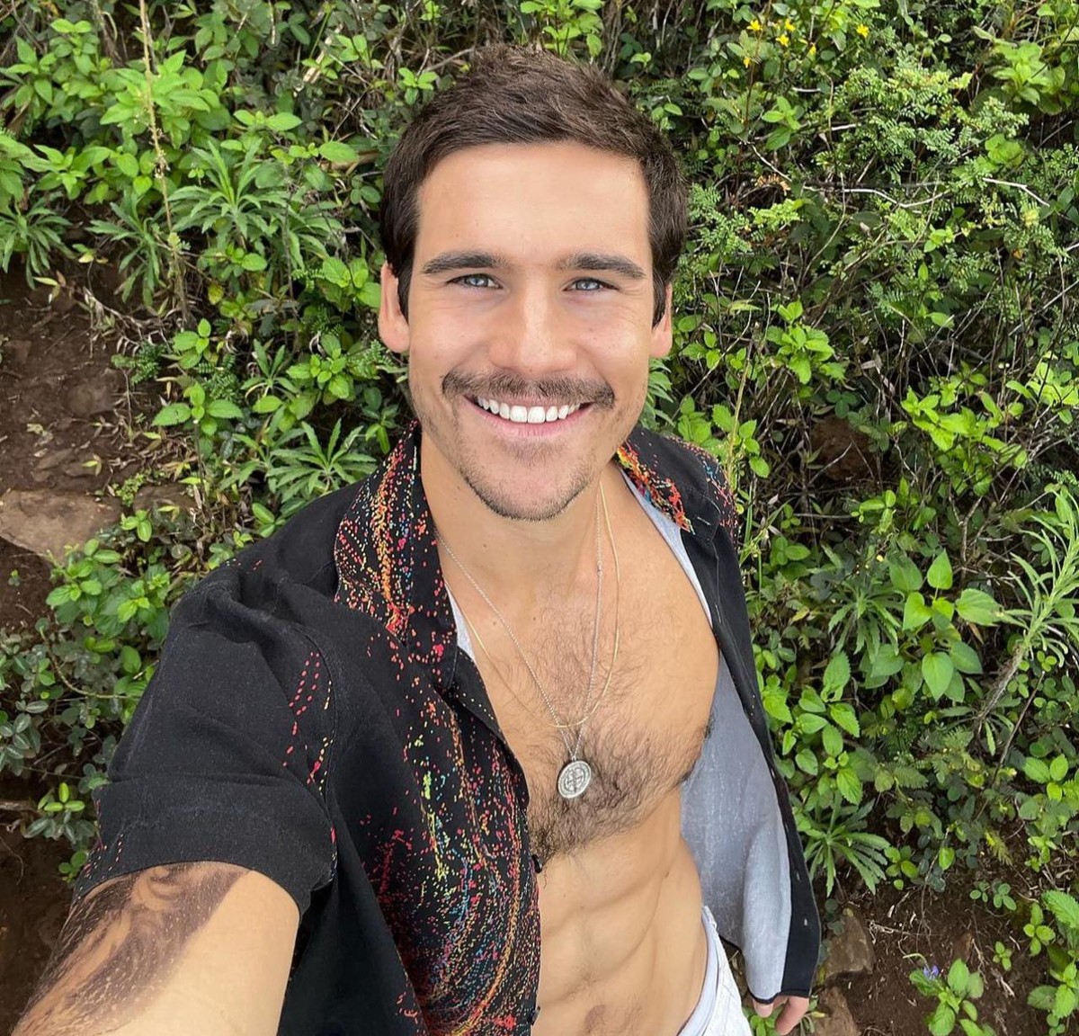 Nicolas Prattes para a web com clique em meio à natureza