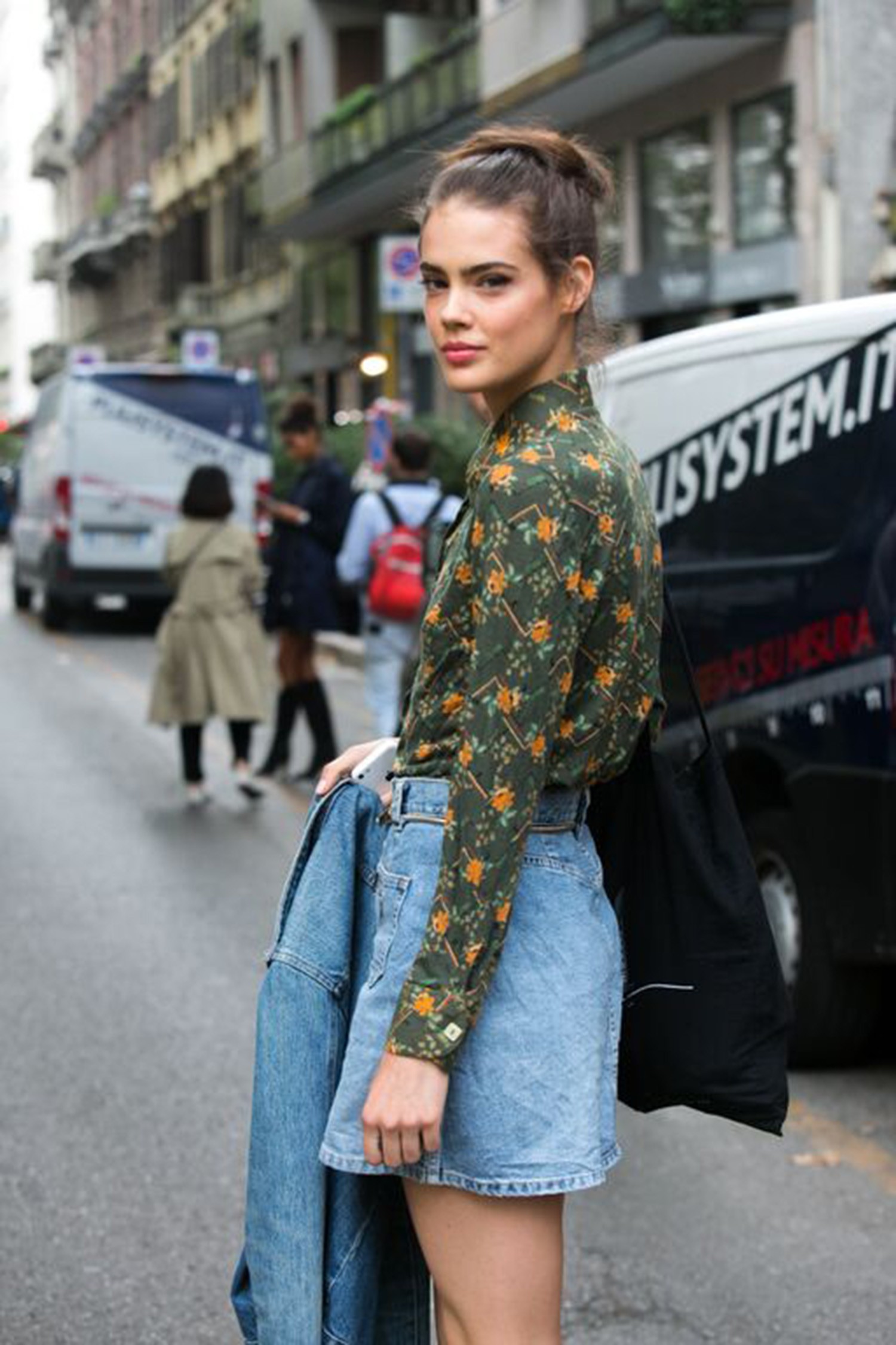 Street style: mix de texturas segue em alta pelas ruas de Milão