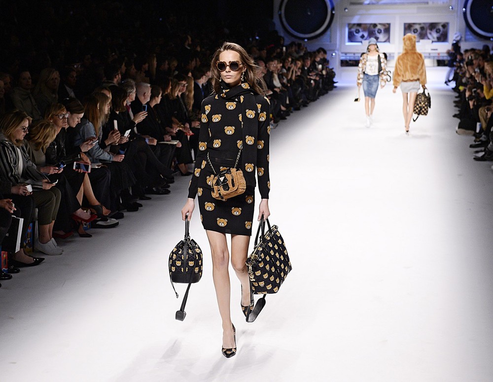 Moschino leva peças do urso Teddy para as araras virtuais da Farfetch