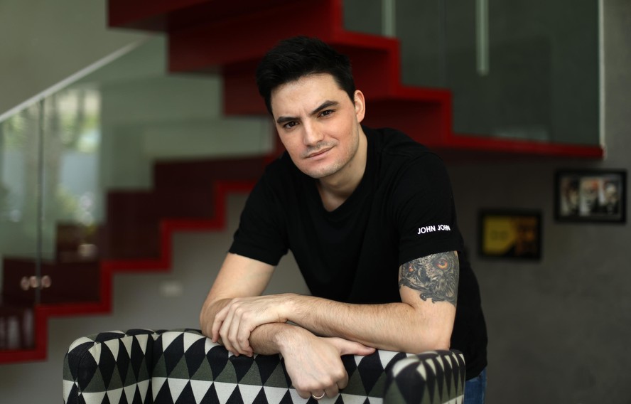 Felipe Neto se pronuncia após ter nome citado em notícia sobre jovens ...