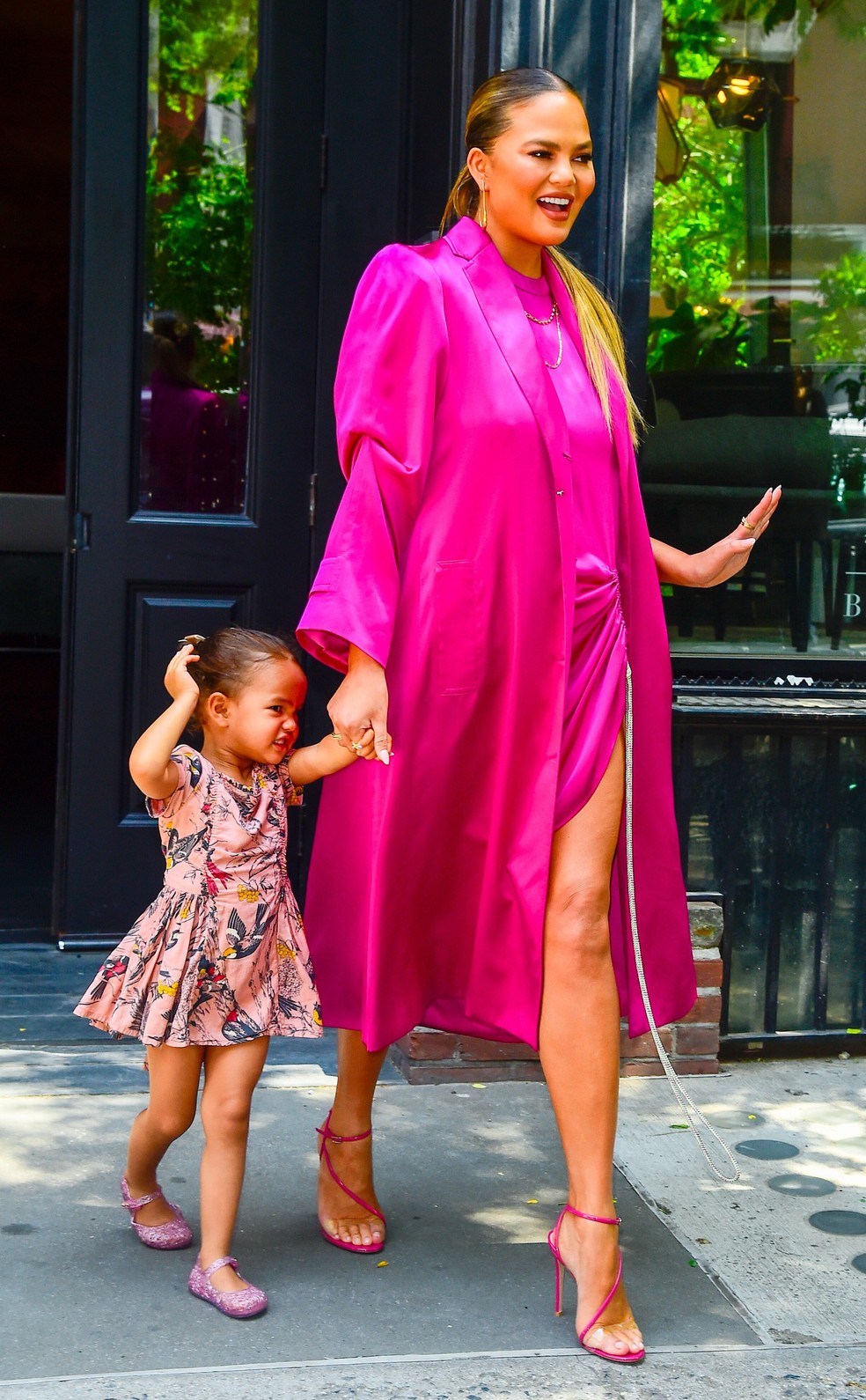 Chrissy Teigen comprova que o rosa é a cor mais sexy