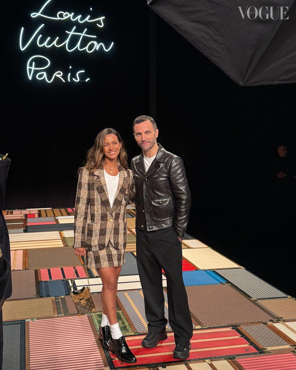 Pós-Olimpíadas, Rayssa Leal assiste desfile na semana de moda de Paris