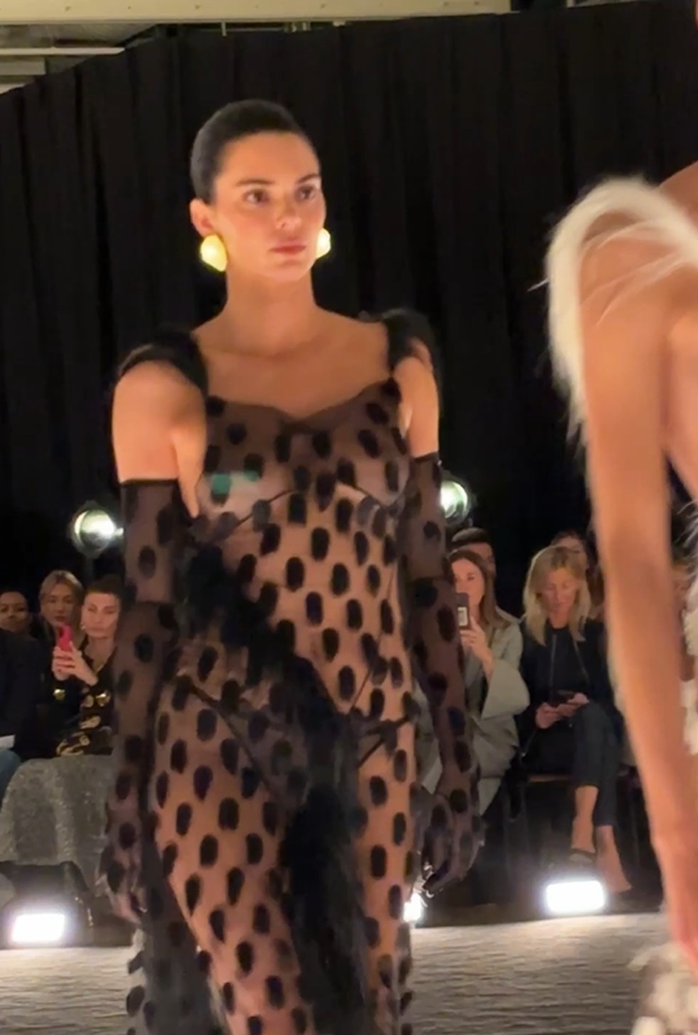 Kendall Jenner aposta em look preto com transparência para desfile em Paris