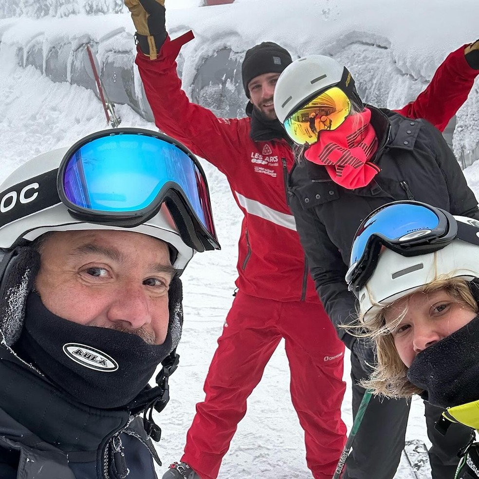 Adriane Galisteu abre álbum de viagem de esqui em família para a França