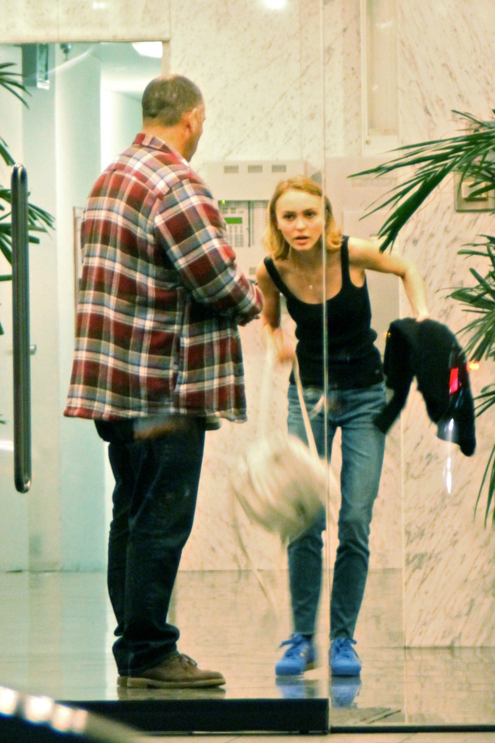 Lily-Rose Depp chama atenção pela magreza excessiva em cliques de paparazzi