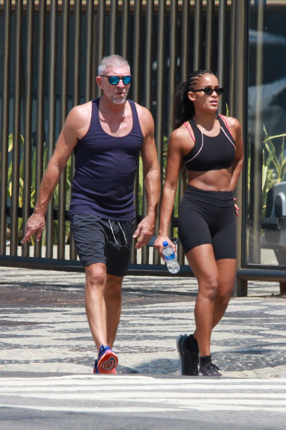 Narah Baptista esbanja beleza natural em selfie no espelho