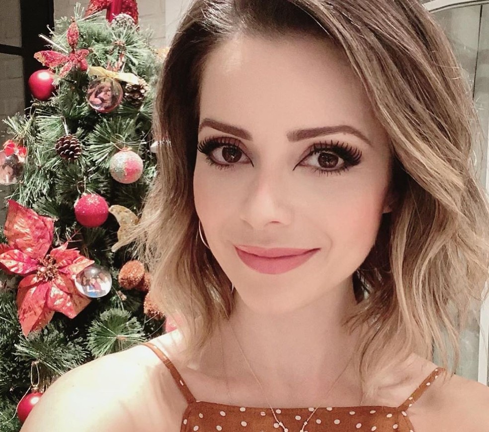 Em clima de Natal, Sandy posa coladinha a Lucas Lima