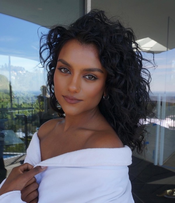 Simone Ashley posa com roupão branco e esbanja beleza na web