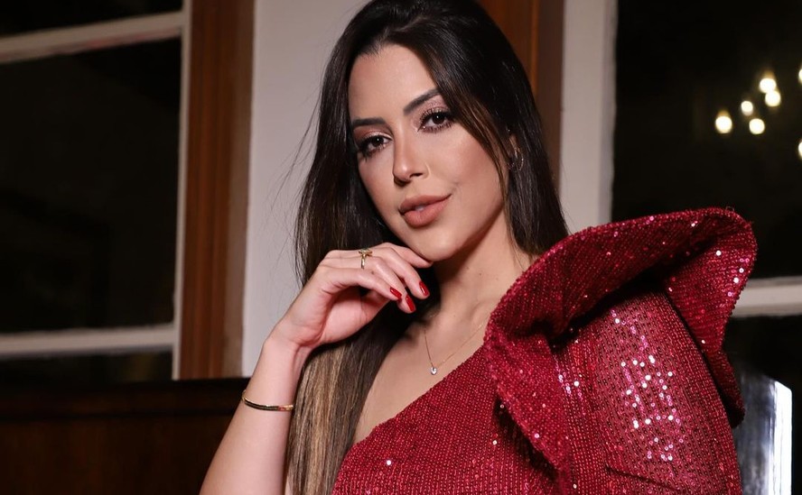 Laís Caldas elege vestido vermelho glow para evento de moda em São Paulo