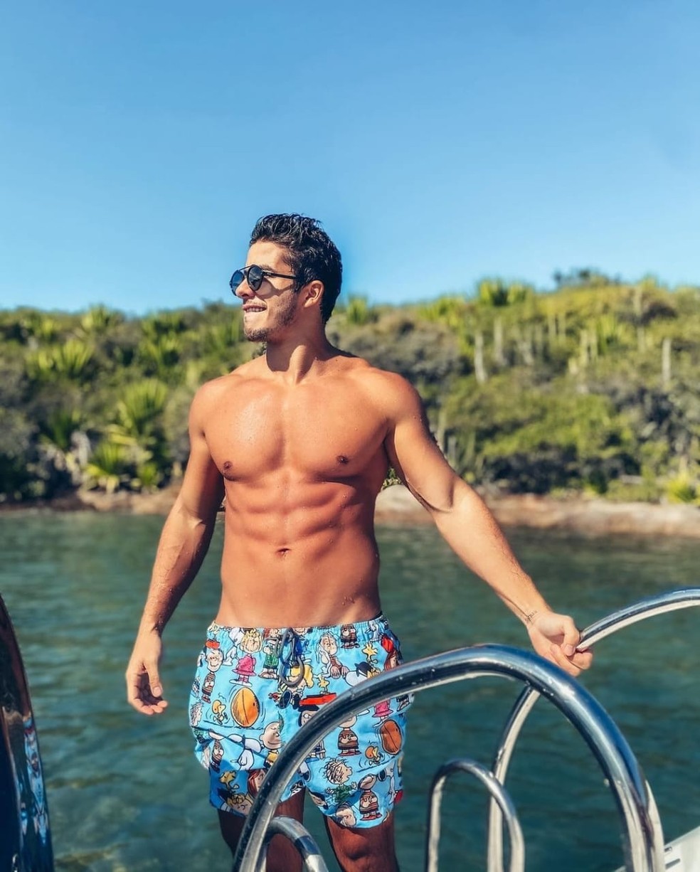 Ricky Tavares posa em cenário paradisíaco carioca