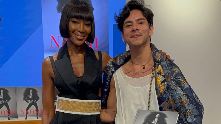 Naomi Campbell recebe estilista Maurício Duarte em Milão e ganha faixa ...