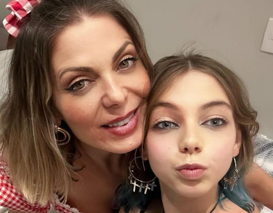 Sheila Mello publica foto ao lado da filha e impressiona por semelhança