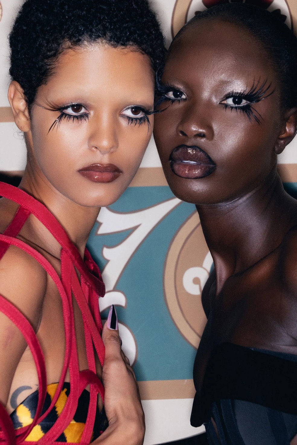 A história por trás da beleza inspirada em pássaros no desfile de ...