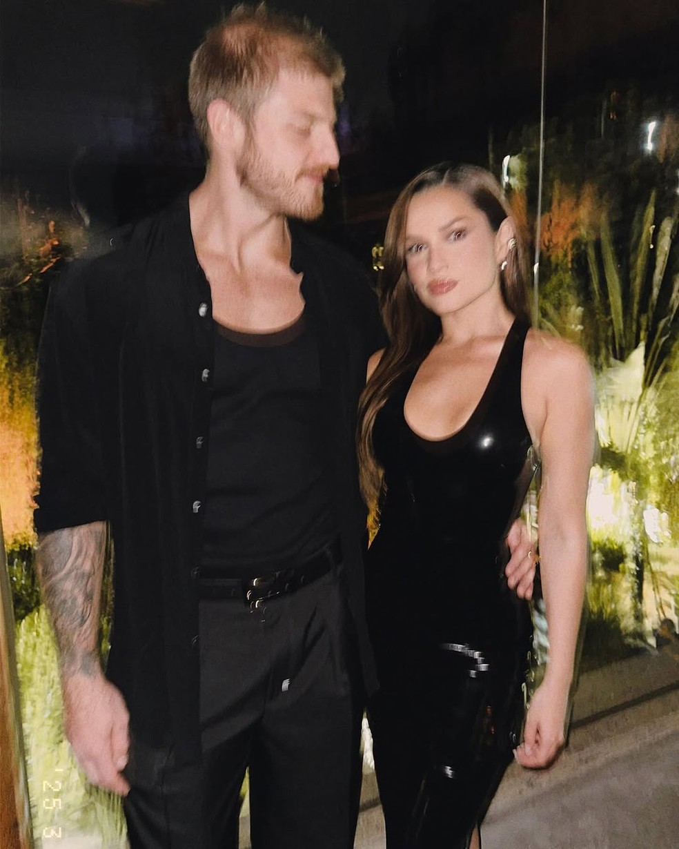 Juliette e Kaique Cerveny posam em cliques combinando look all black ...