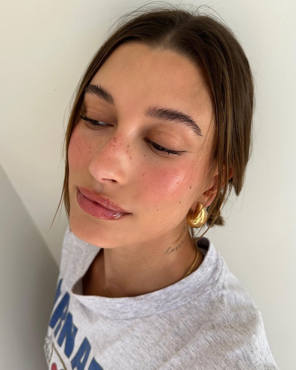 Hailey Bieber abre álbum de selfies e encanta fãs: 'Rosto angelical'