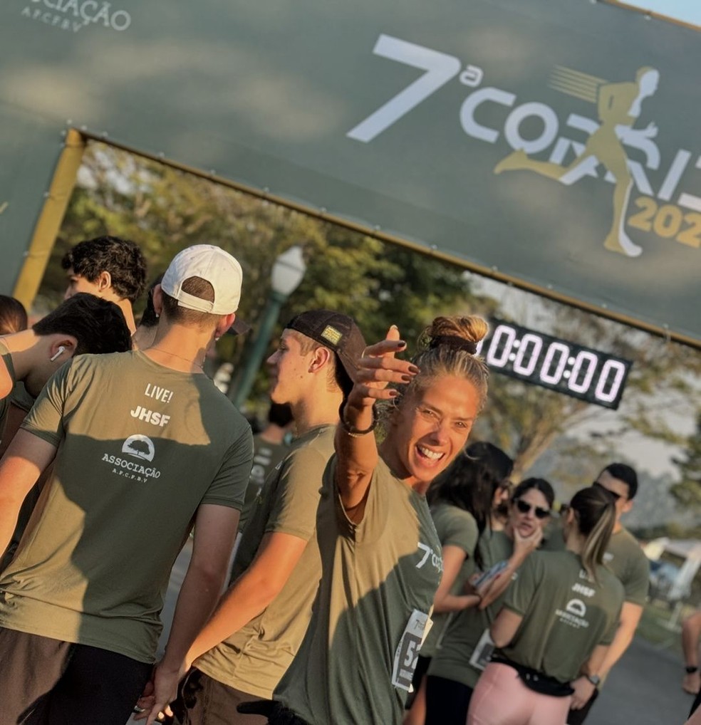 Adriane Galisteu inicia o domingo com prova de corrida em família
