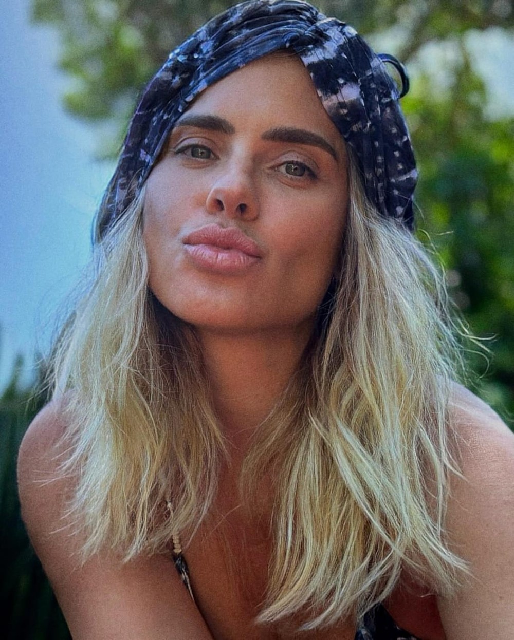Carolina Dieckmann toma vitamina D em meio à natureza