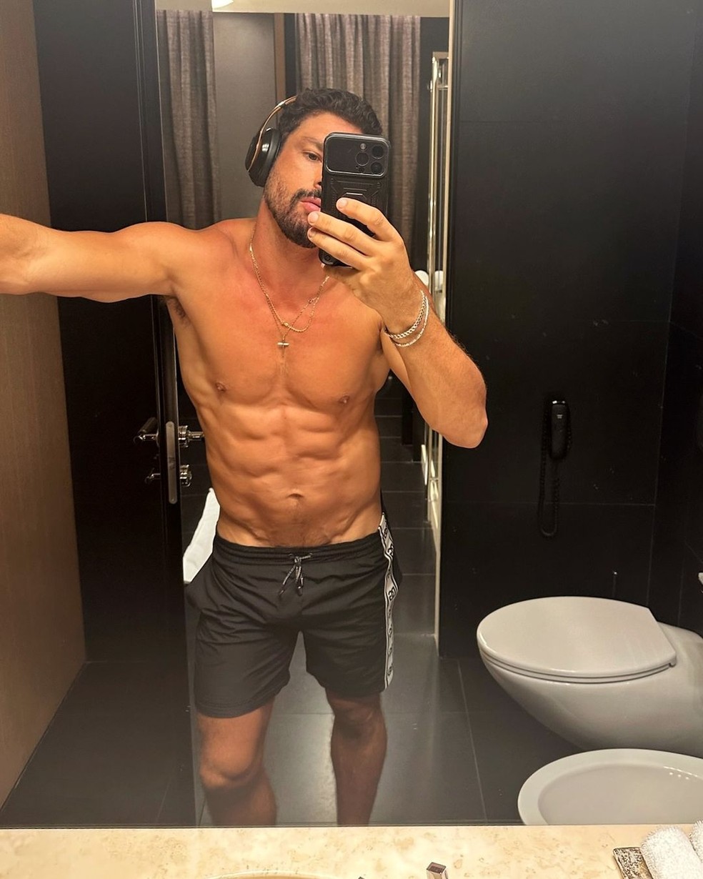 Cauã Reymond posta novo clique e arranca elogio dos fãs: 'Não estava ...