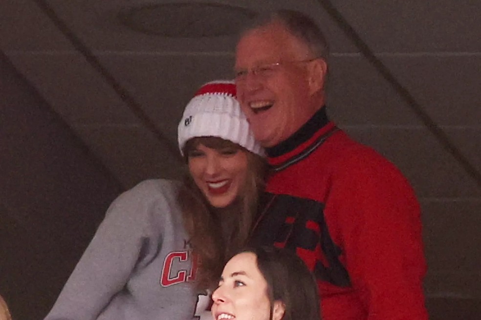 Taylor Swift celebra recuperação do pai após cirurgia cardíaca