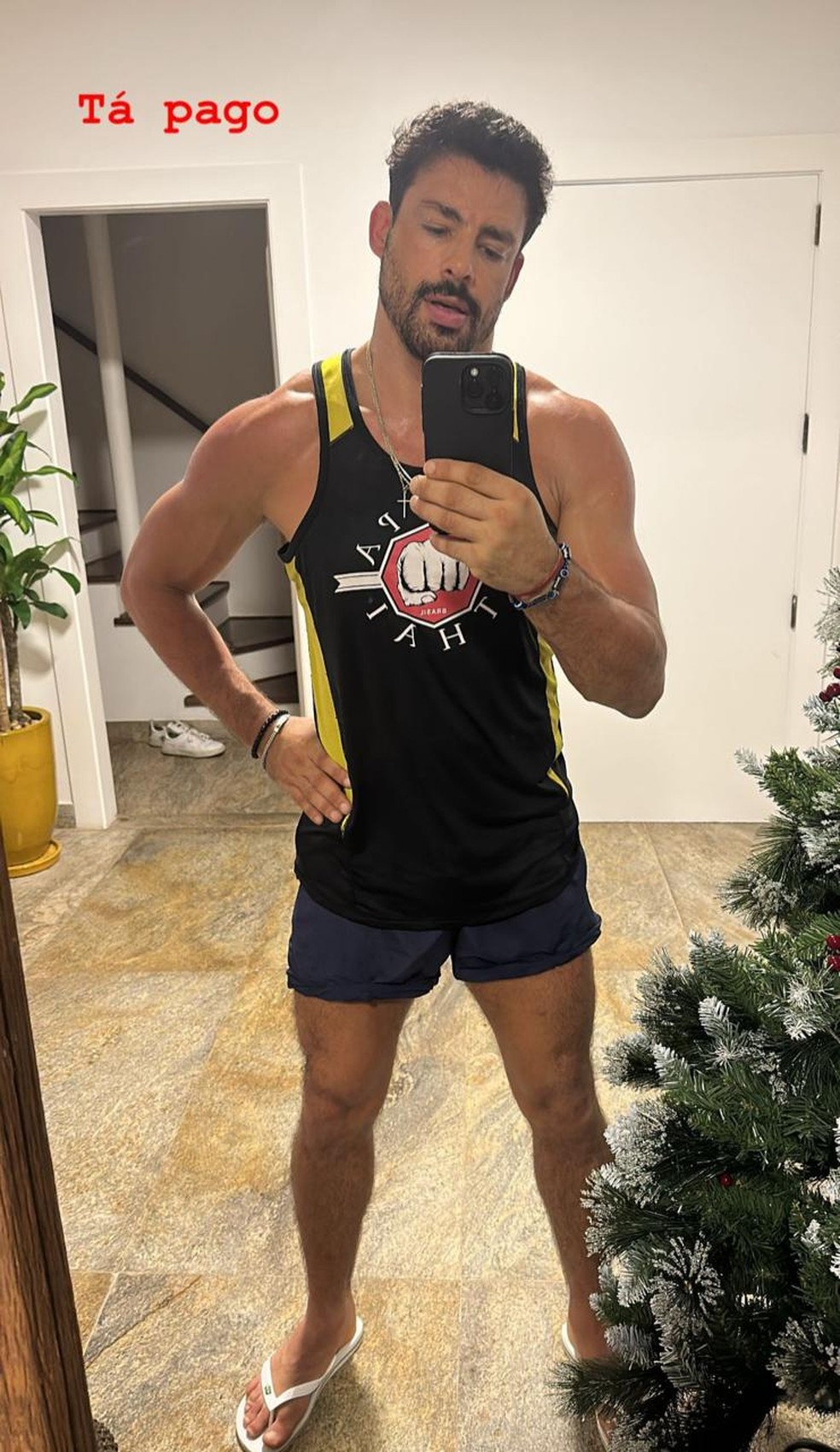 Cauã Reymond exibe pós-treino no segundo dia do ano: 'Tá pago'